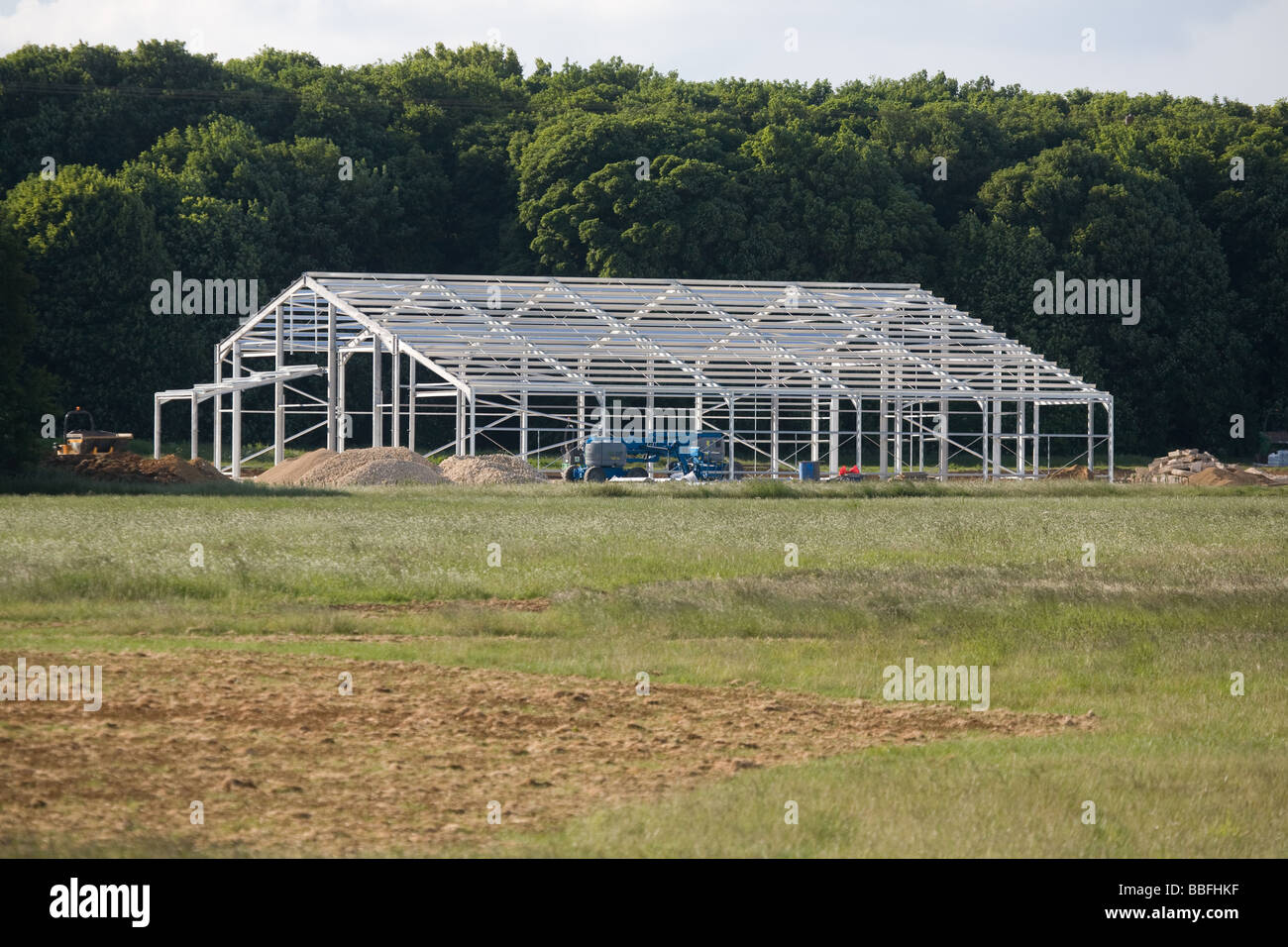 New Farm Building On A Green Field Site Stock Photo - Alamy