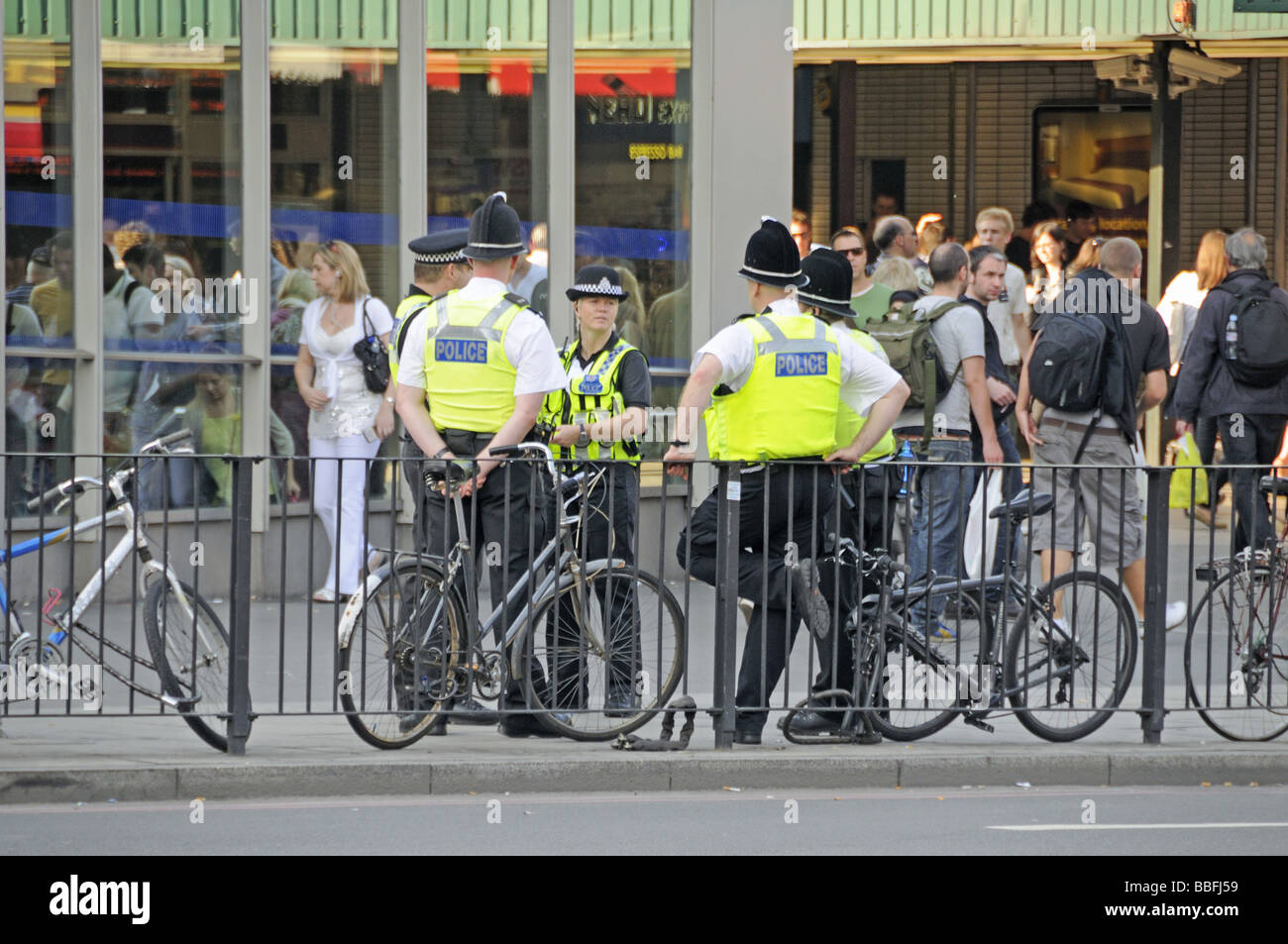 London metropolitan police station hi-res stock photography and images ...