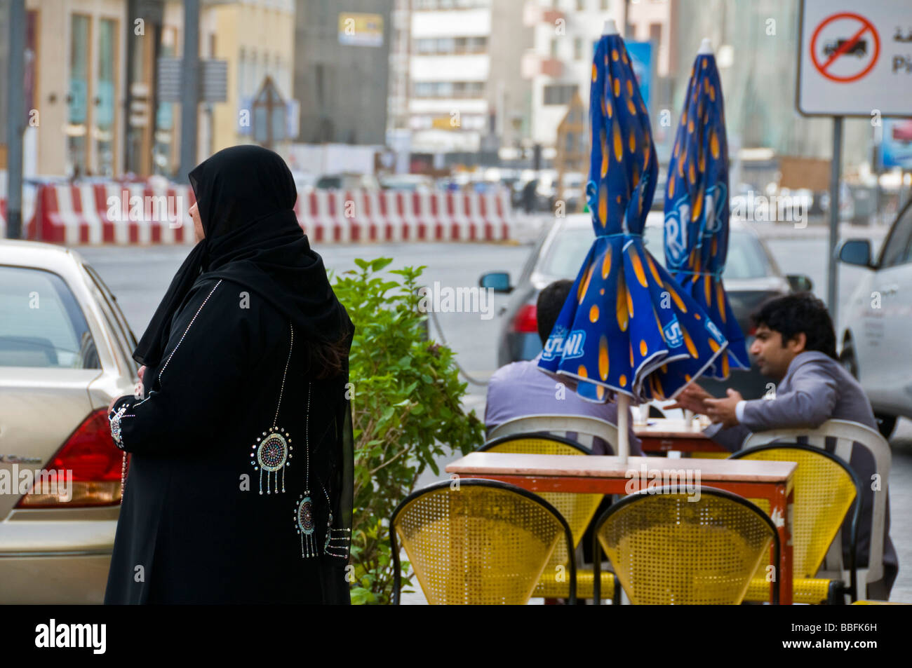 Dubai veiled woman hi-res stock photography and images - Alamy