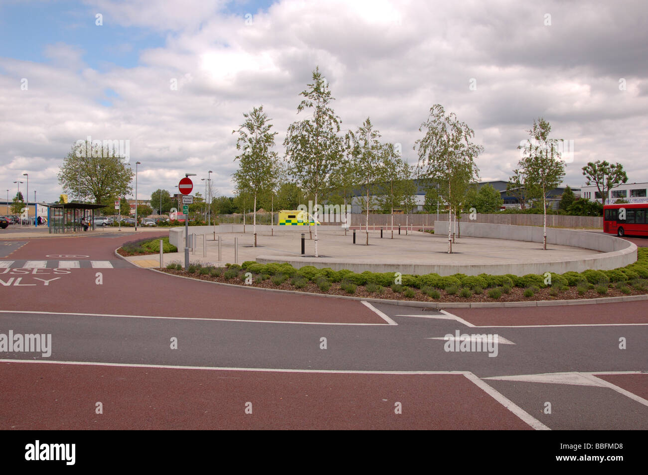 Roundabout at Central Middlesex Hospital, Park Royal, London, England ...