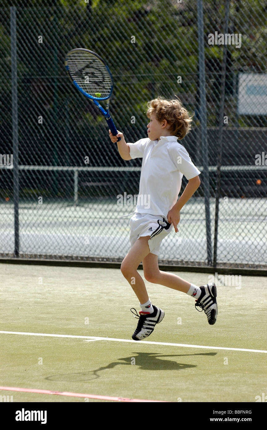 Children playing tennis uk hi-res stock photography and images - Alamy