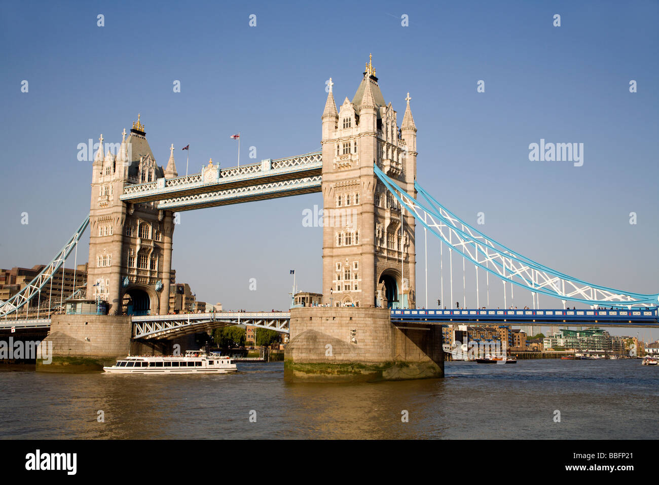 London bridge vertical hi-res stock photography and images - Alamy