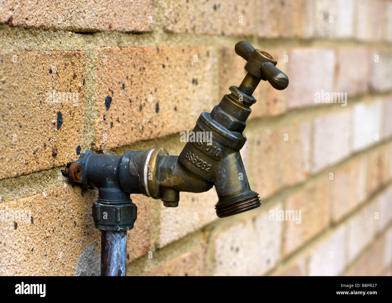 Outside tap hi-res stock photography and images - Alamy