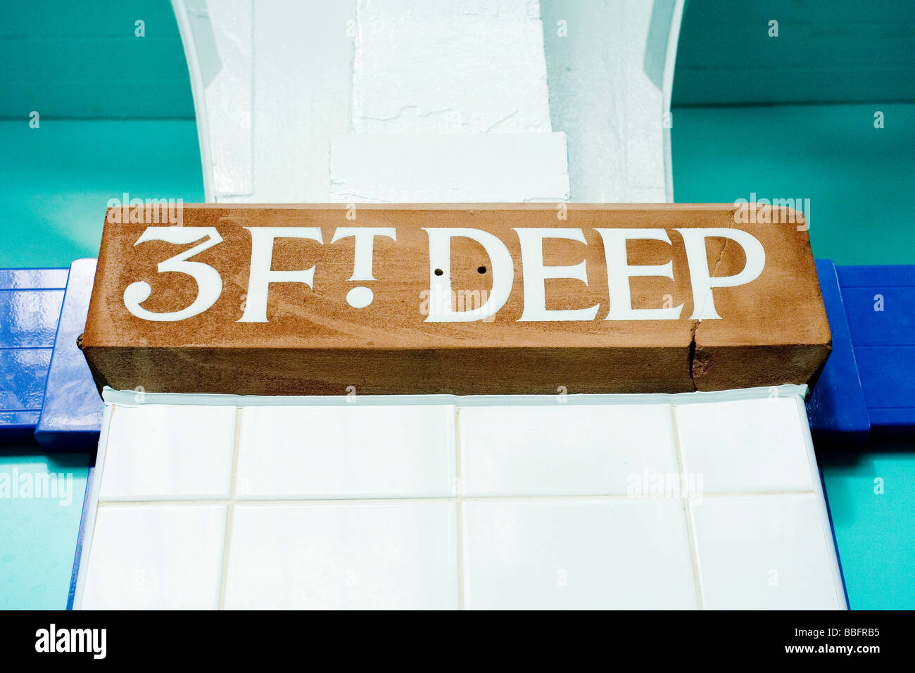 Pool depth sign hi-res stock photography and images - Alamy