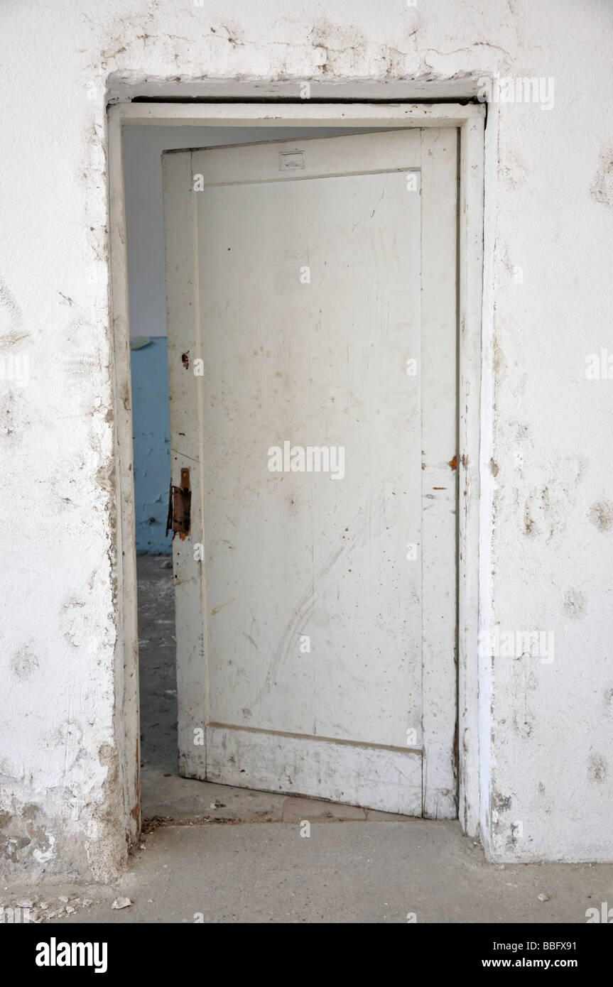 Doors open entrance hi-res stock photography and images - Alamy