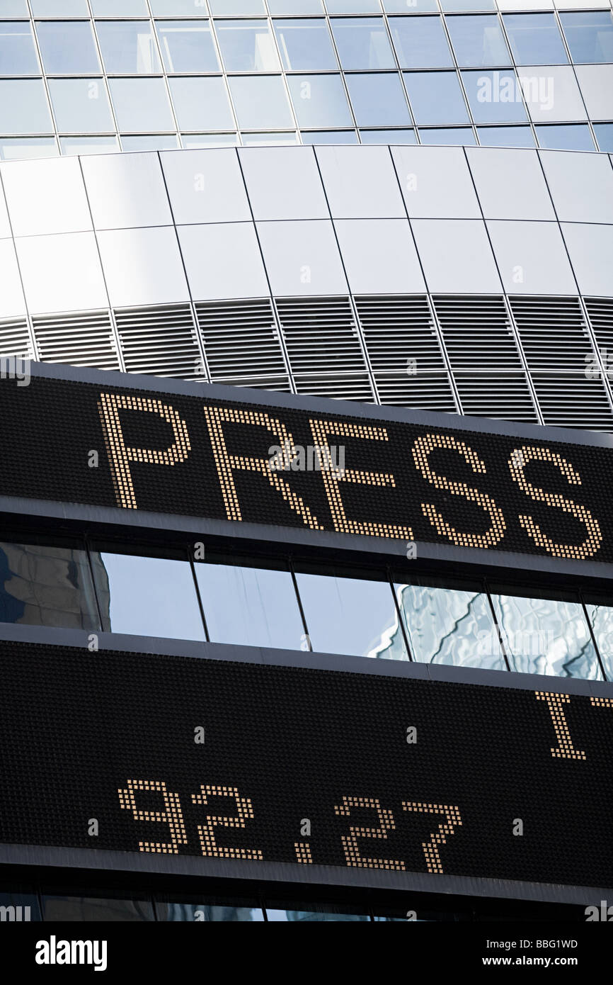 Stock ticker board hi-res stock photography and images - Alamy