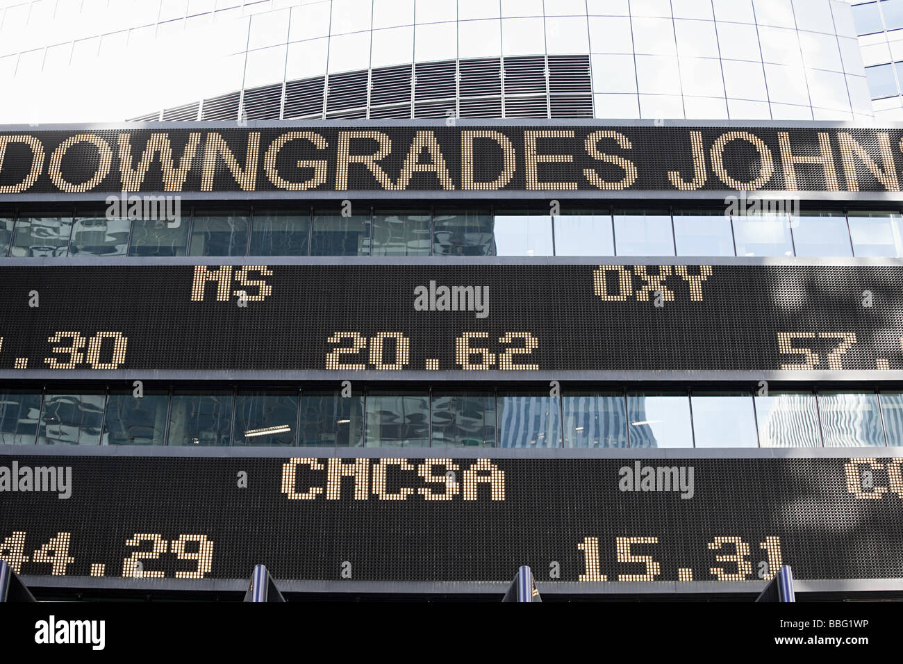 Stock ticker board hi-res stock photography and images - Alamy