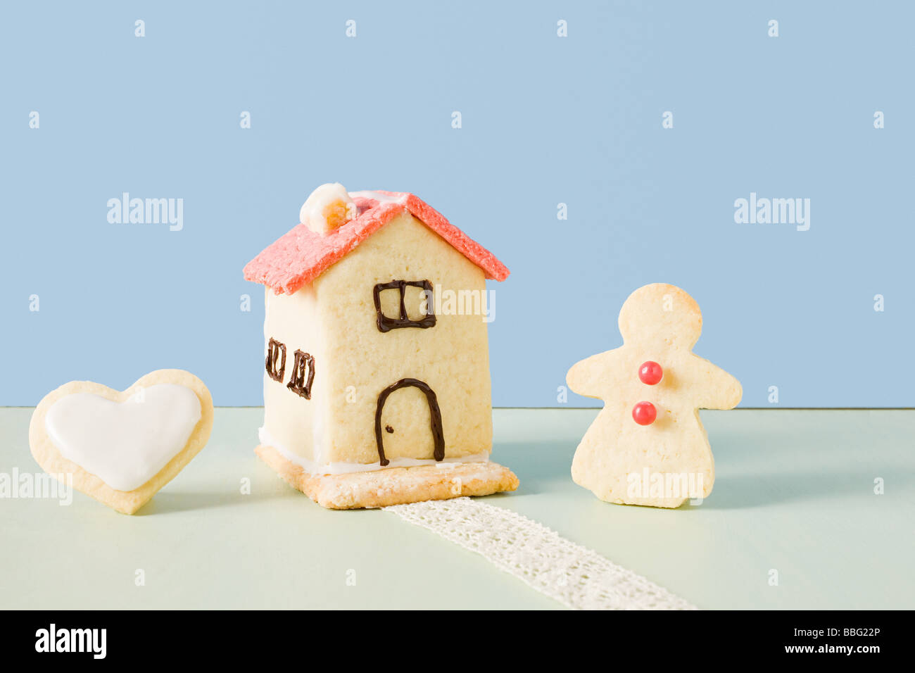 Biscuit house and gingerbread woman Stock Photo - Alamy