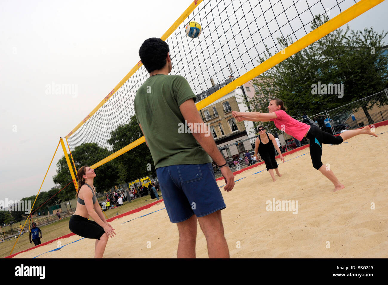 A group of people playing volleyball in Shoreditch Park Stock Photo - Alamy