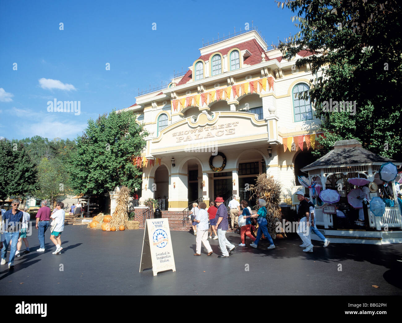 Dollywood parton hi-res stock photography and images - Alamy