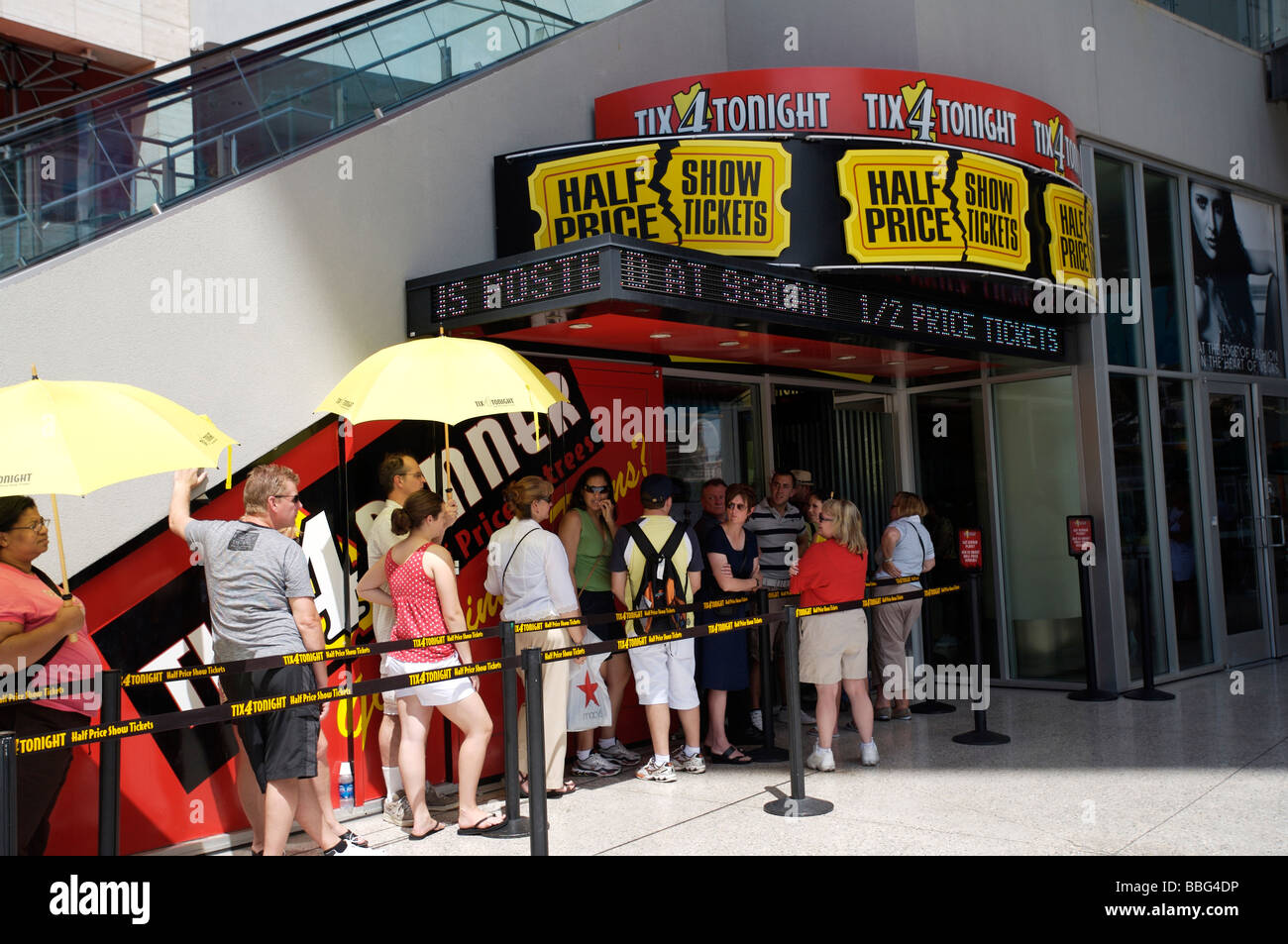 Mall sale america hi-res stock photography and images - Alamy