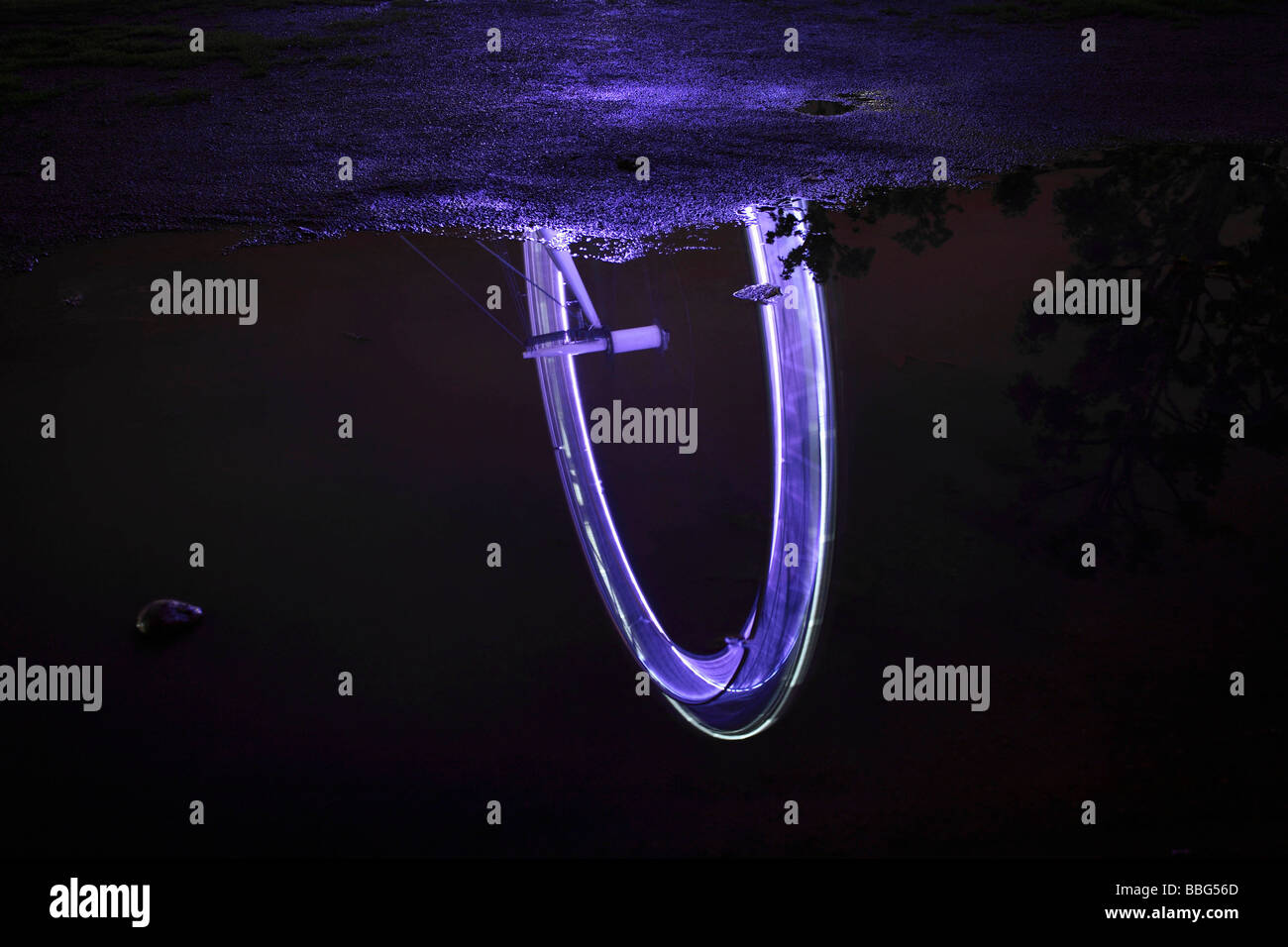 Puddle reflection night london hi-res stock photography and images - Alamy