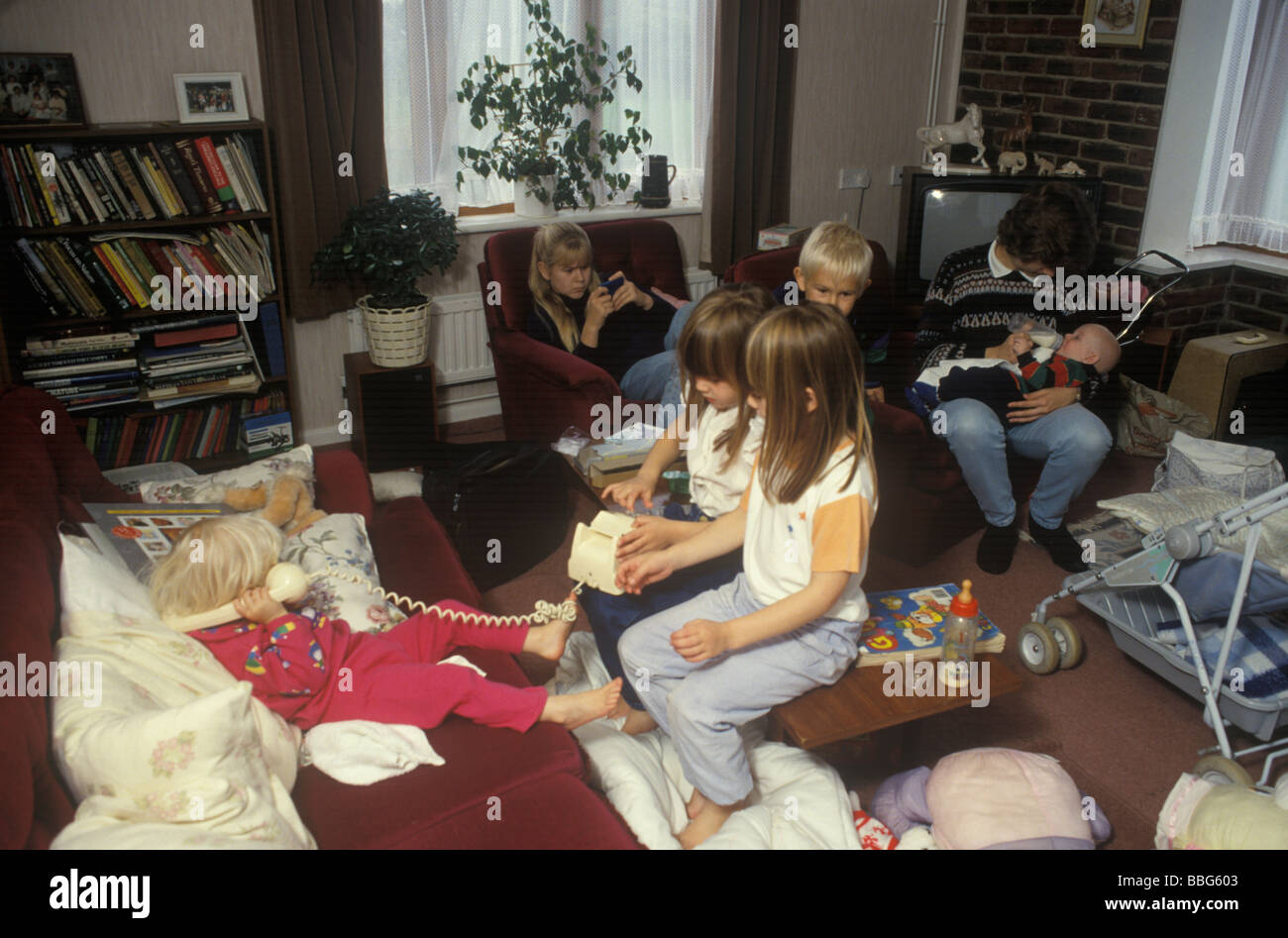 Crowded room hi-res stock photography and images - Alamy