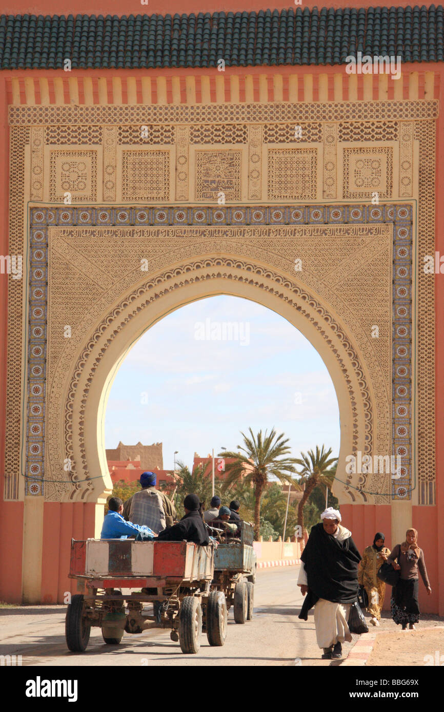 Horse drawn cart and pedestrians on road by the keyhole archway ...