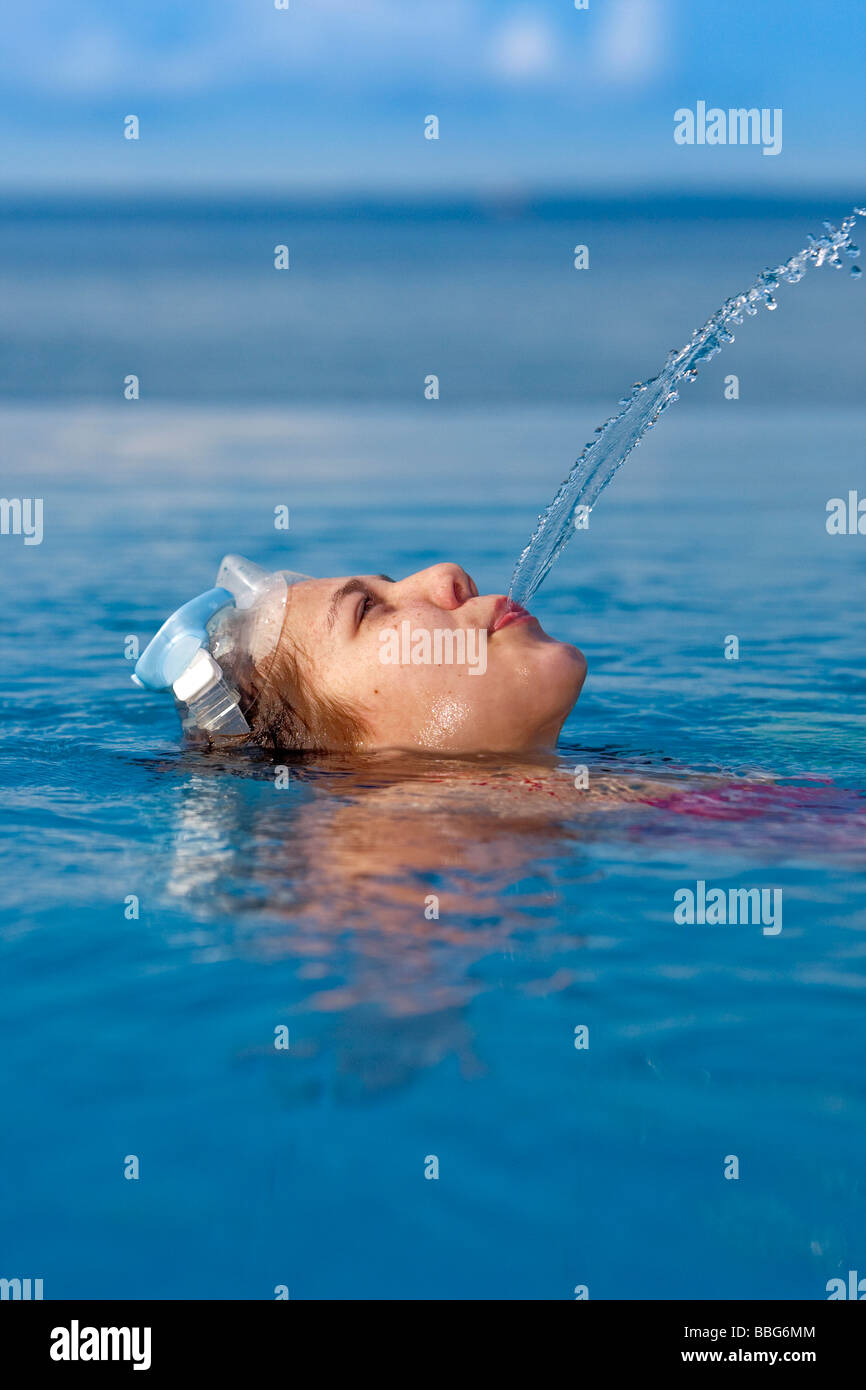 Women diving into a swimming pool hi-res stock photography and images ...