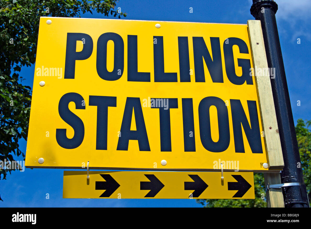 English polling station sign hi-res stock photography and images - Alamy