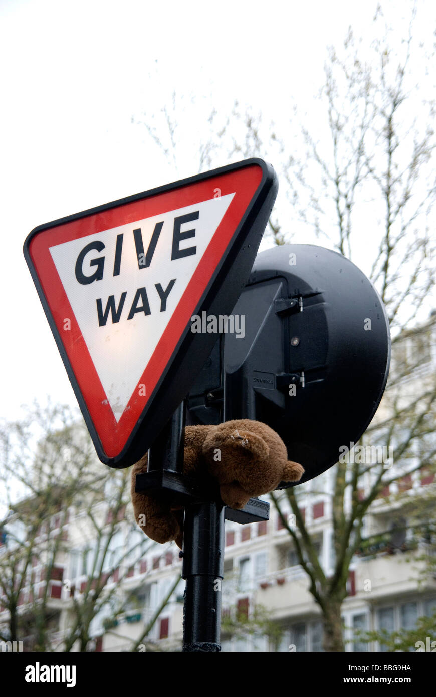 Give way road sign england hi-res stock photography and images - Alamy