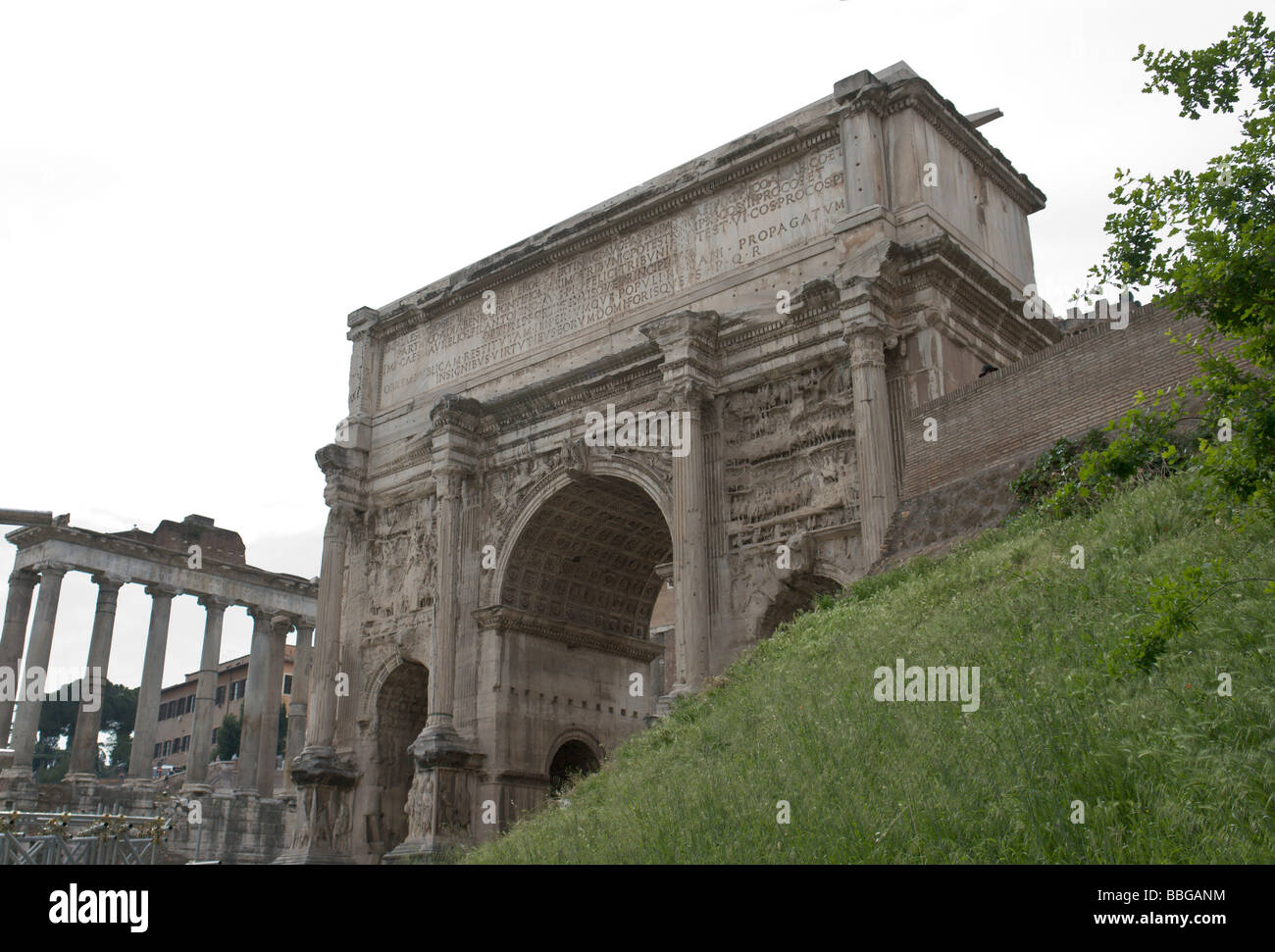 Arch of Septimius Severus and columns of the temple of Saturn in Rome ...