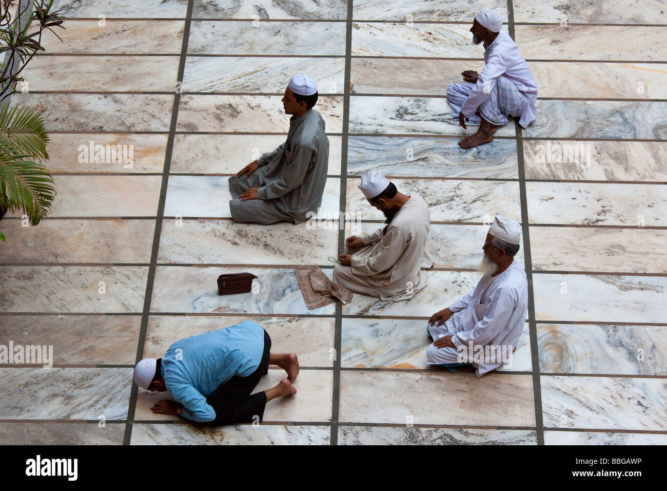 Indian muslim men wearing traditional hi-res stock photography and images - Alamy