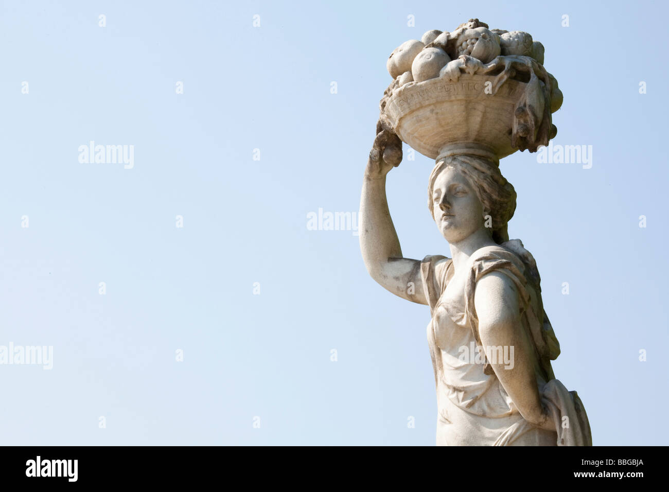 Statue woman carrying on head hi-res stock photography and images - Alamy