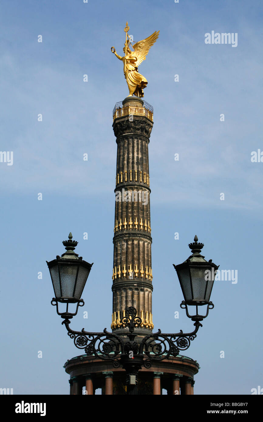 Victory column and lanterns at the Grosser Stern roundabout, Berlin ...