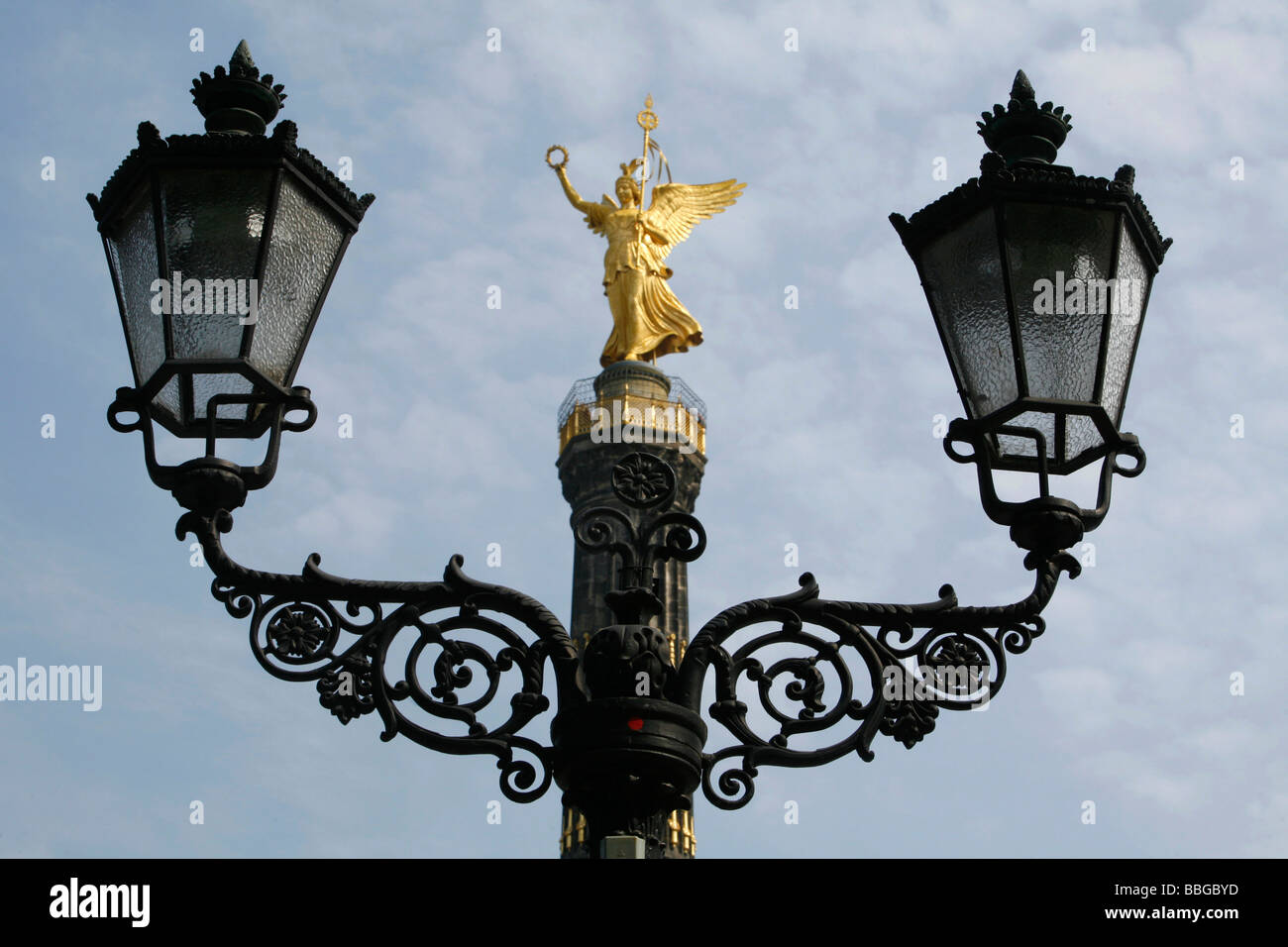 Victory column and lanterns at the Grosser Stern roundabout, Berlin ...