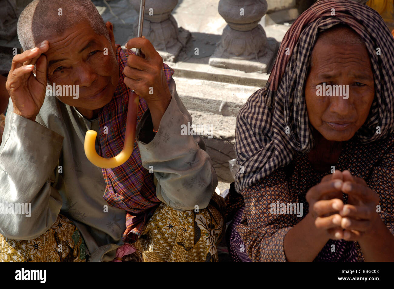 Cambodian women praying in a temple in Phnom Penh, Cambodia Stock Photo ...