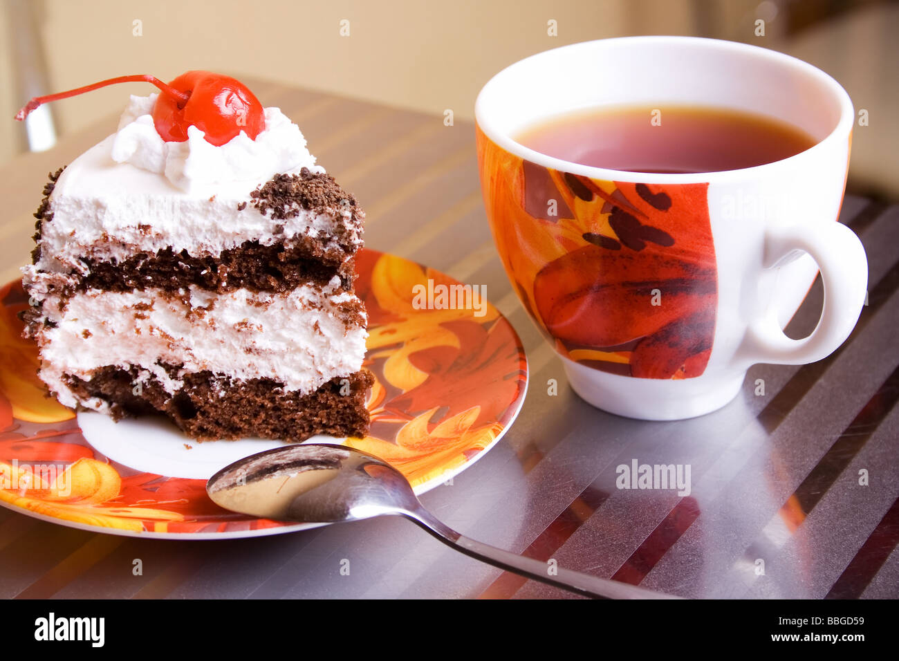 Tea cup and cake Stock Photo - Alamy