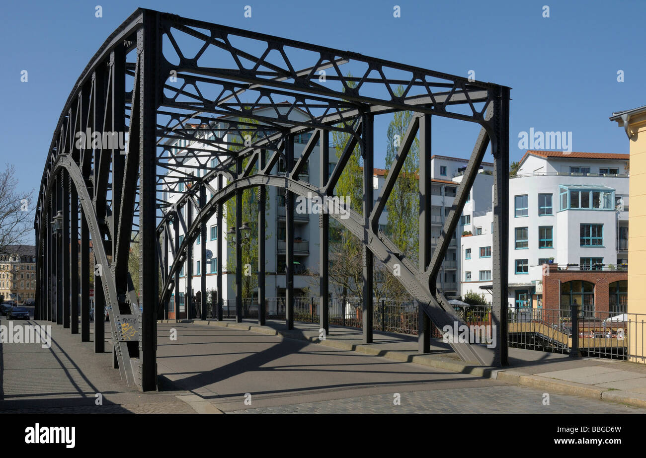 Bridge metal struts hi-res stock photography and images - Alamy