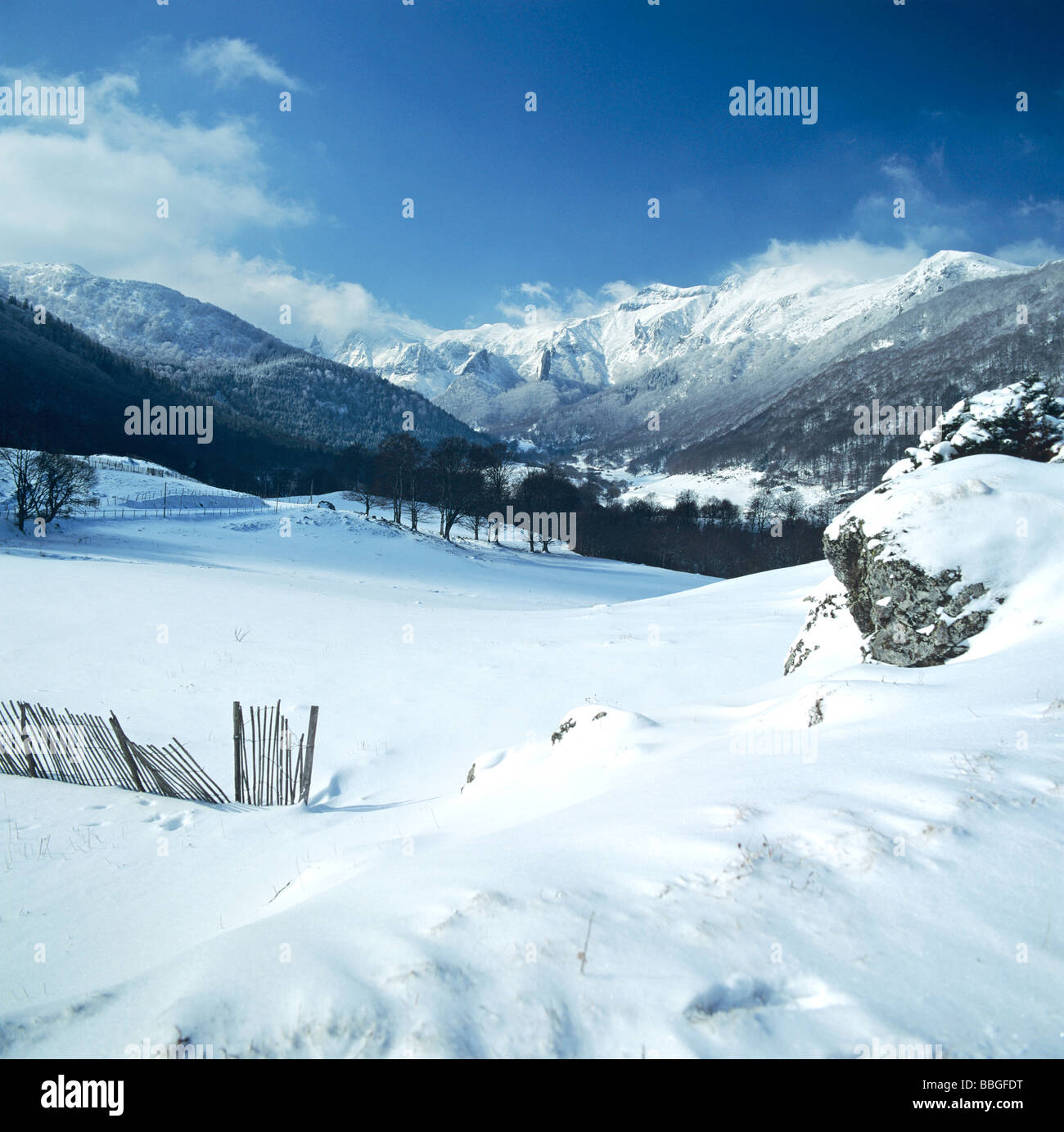 Mountain range covered in snow hi-res stock photography and images - Alamy