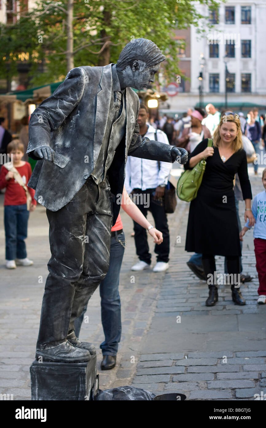 Street performer statue hi-res stock photography and images - Alamy