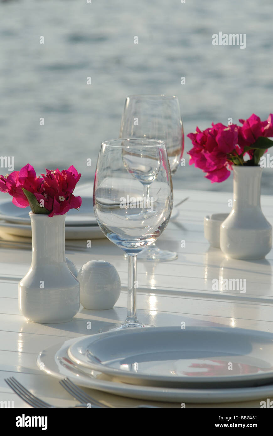 Table setting beach hi-res stock photography and images - Alamy