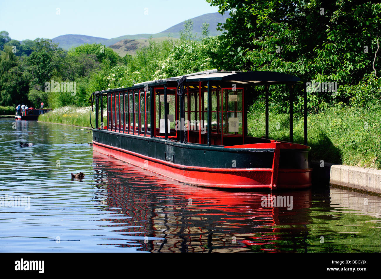 Narrow boat canal uk red hi-res stock photography and images - Alamy