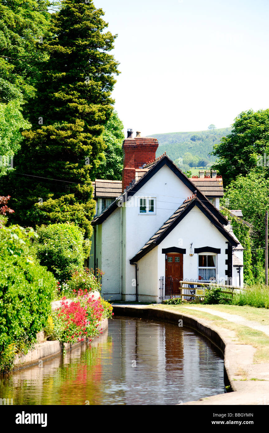 Canal cottage hi-res stock photography and images - Alamy