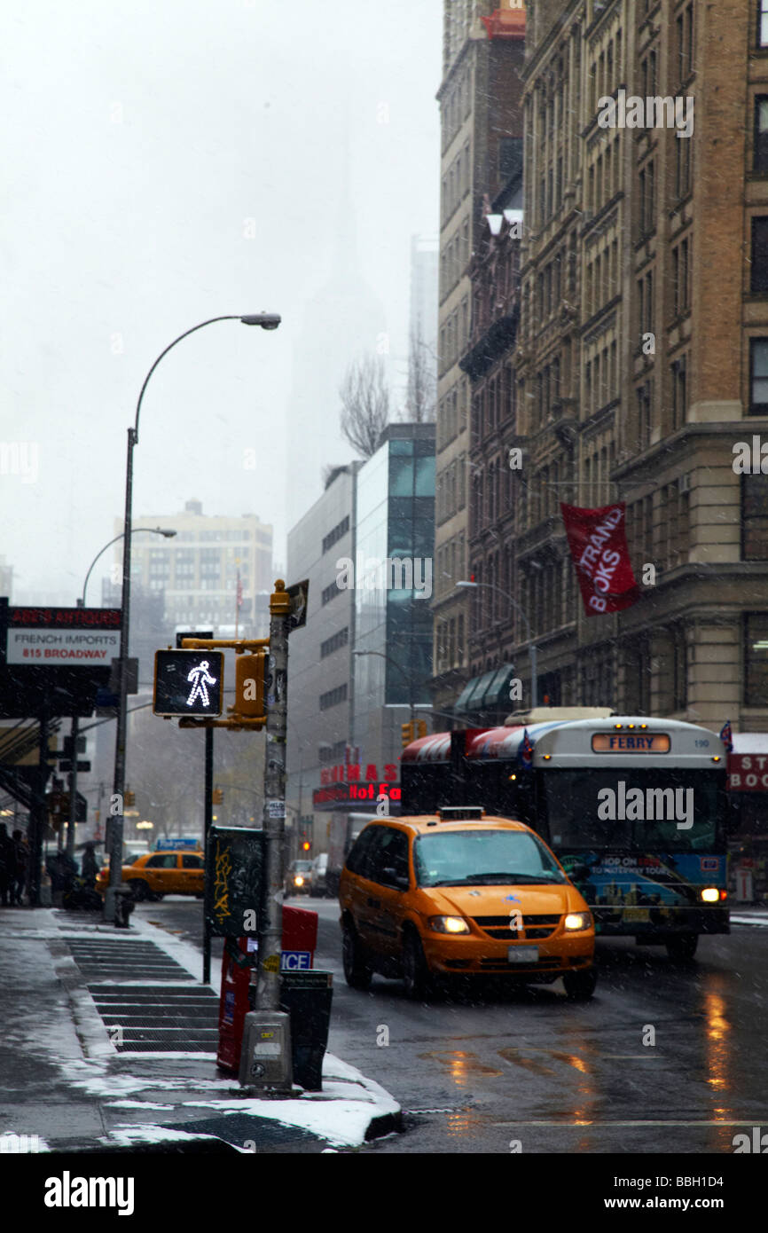 New york street scene snow hi-res stock photography and images - Alamy