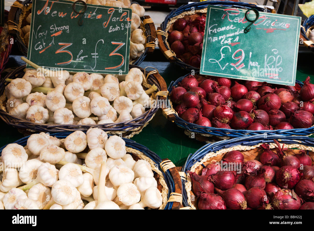 Garlic and red onions hi-res stock photography and images - Alamy