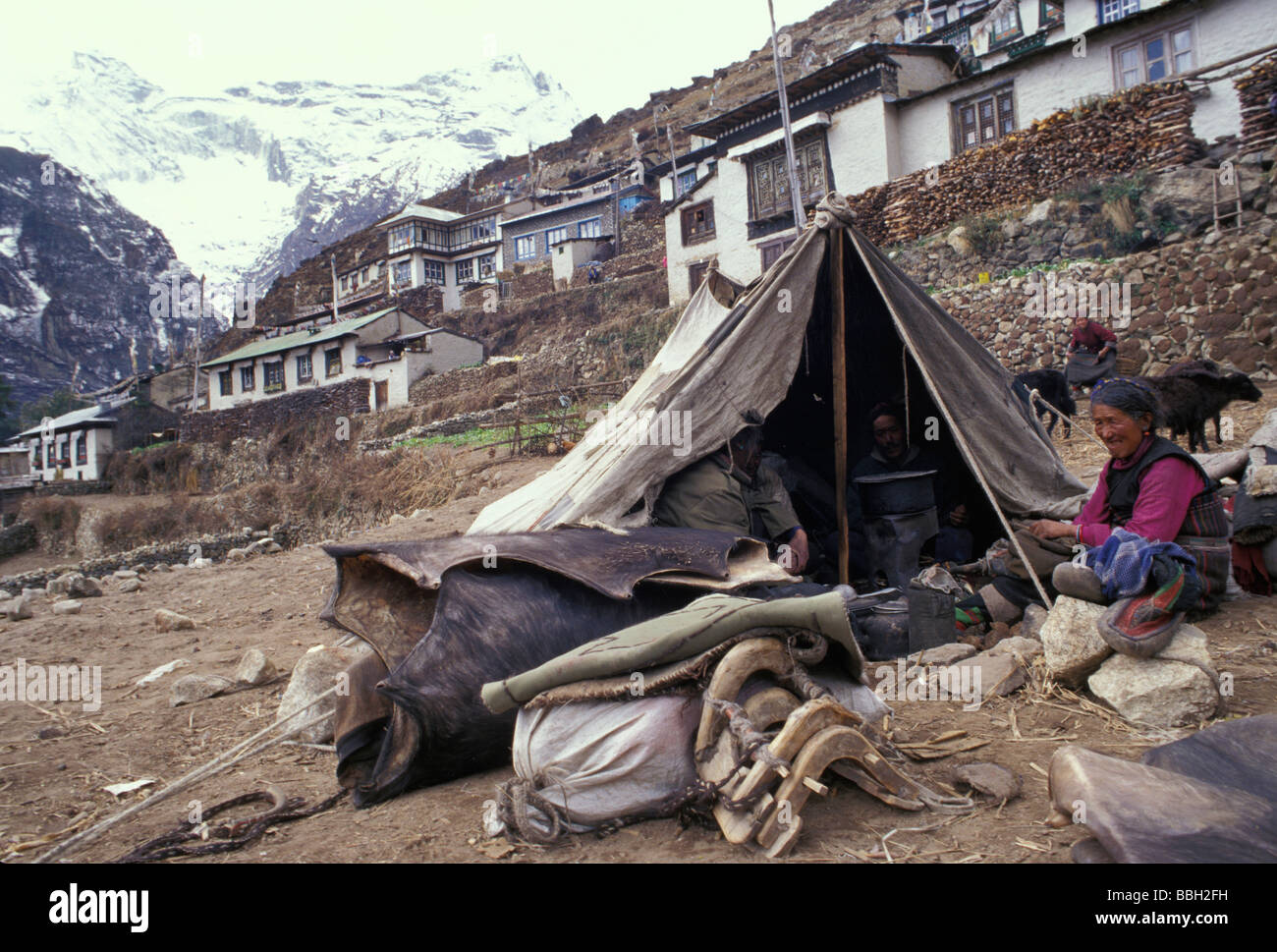 People living in slums hi-res stock photography and images - Alamy