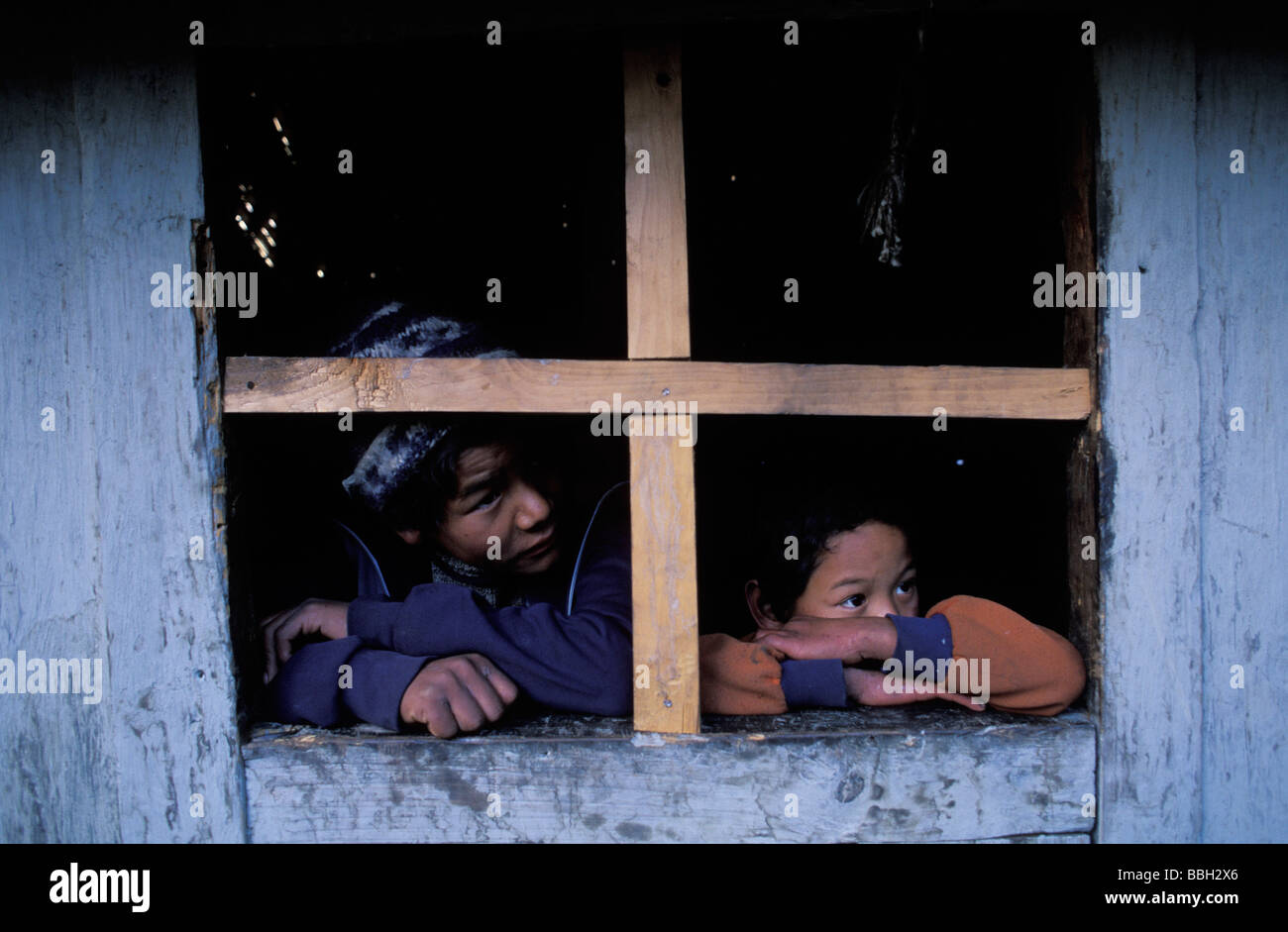 Children look out window Stock Photo - Alamy