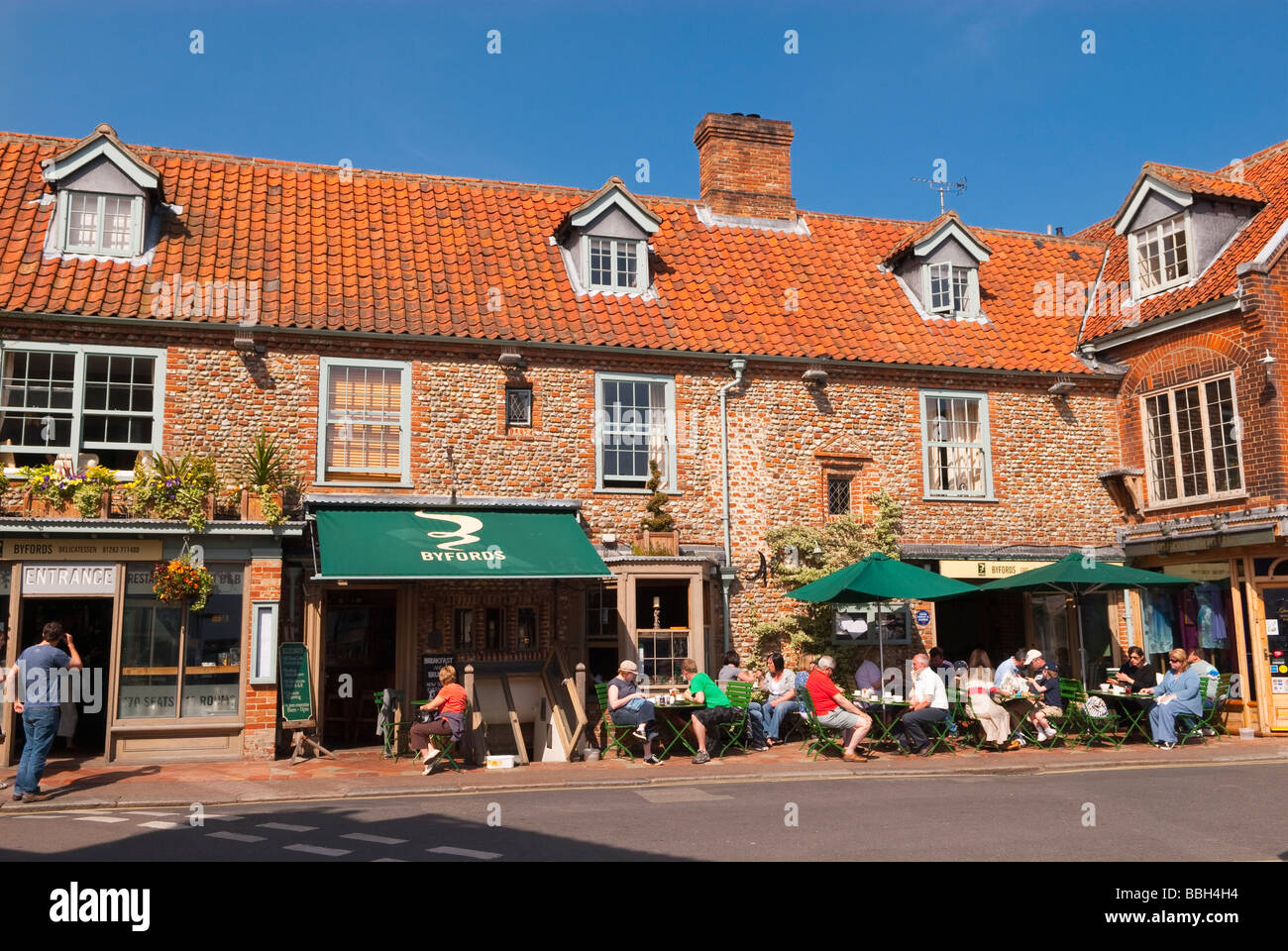 Customers outside cafe hi-res stock photography and images - Alamy