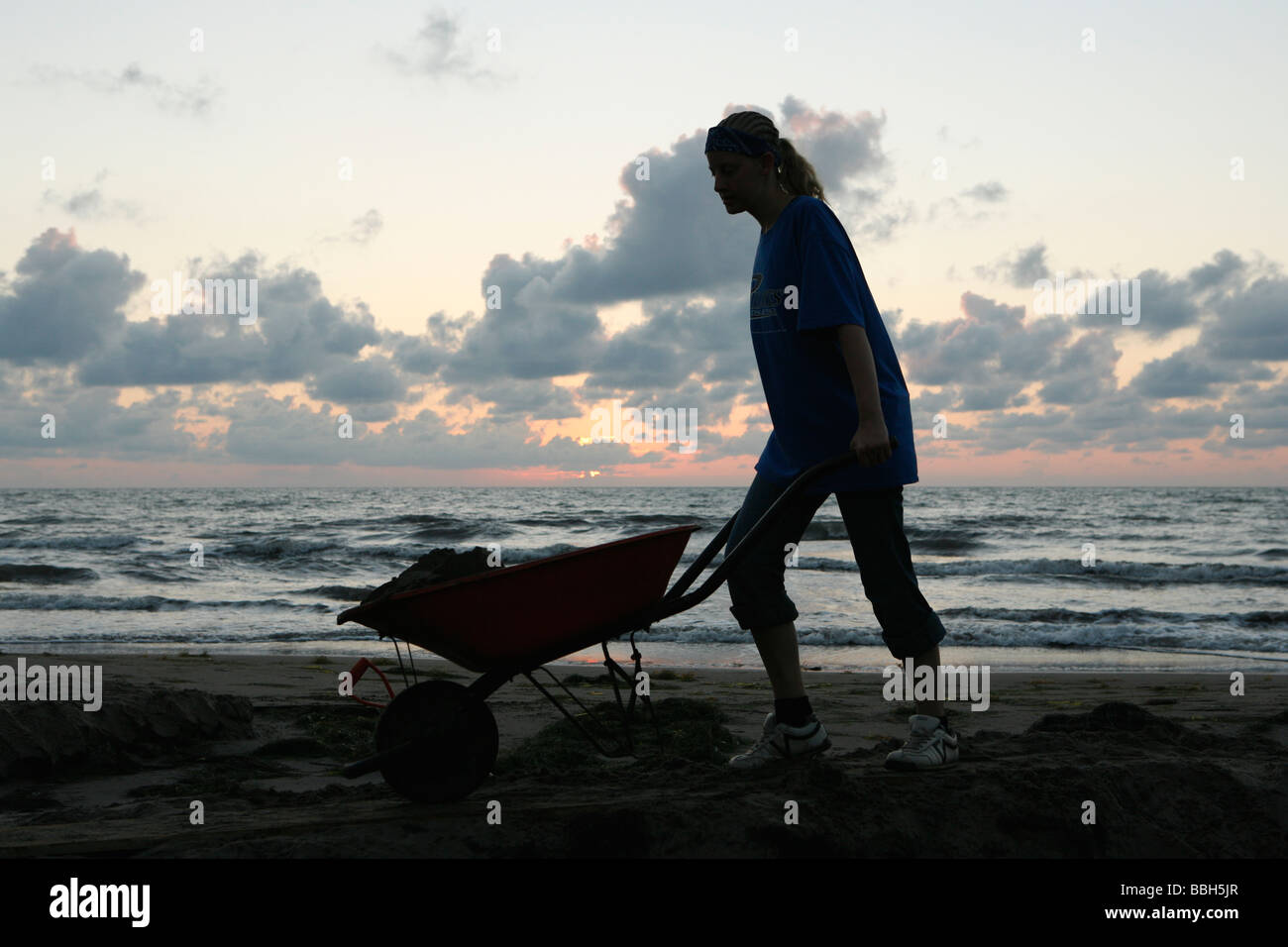 Tasbapauni, Nicaragua; Woman with wheelbarrow on beach Stock Photo - Alamy