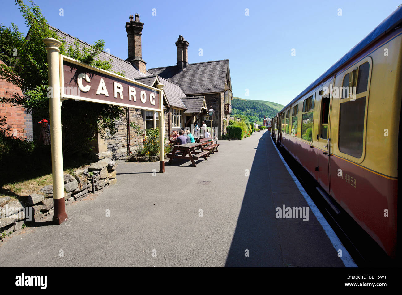 Steam train in the platform at Carrog Railway Station Stock Photo - Alamy