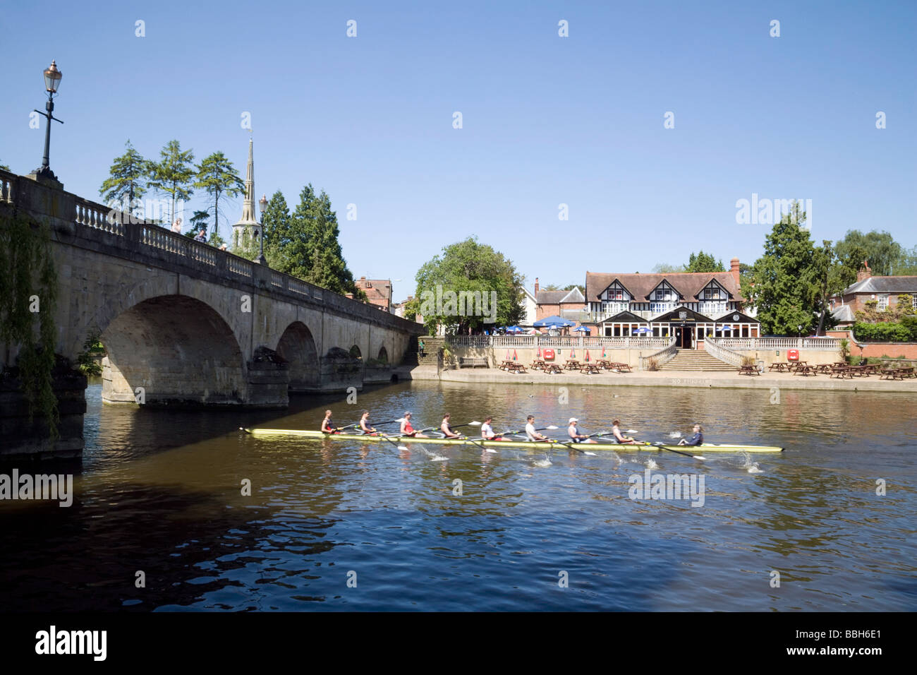 Boats going under a bridge hi-res stock photography and images - Alamy