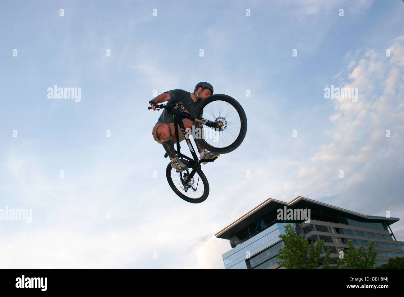 Bmx stunts hi-res stock photography and images - Alamy