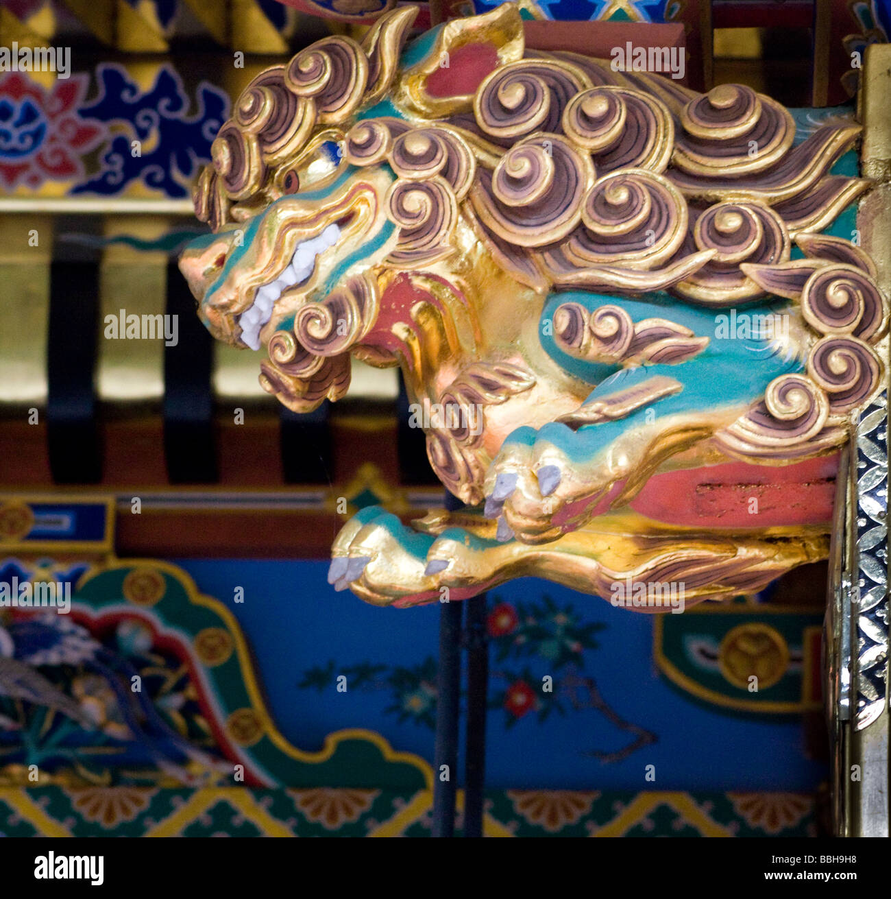 Dragon guarding temple hi-res stock photography and images - Alamy
