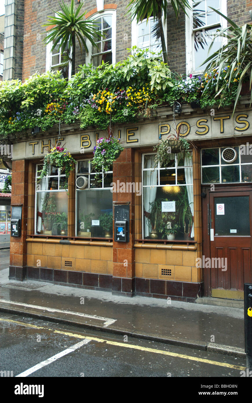 An old fashioned London pub Stock Photo - Alamy