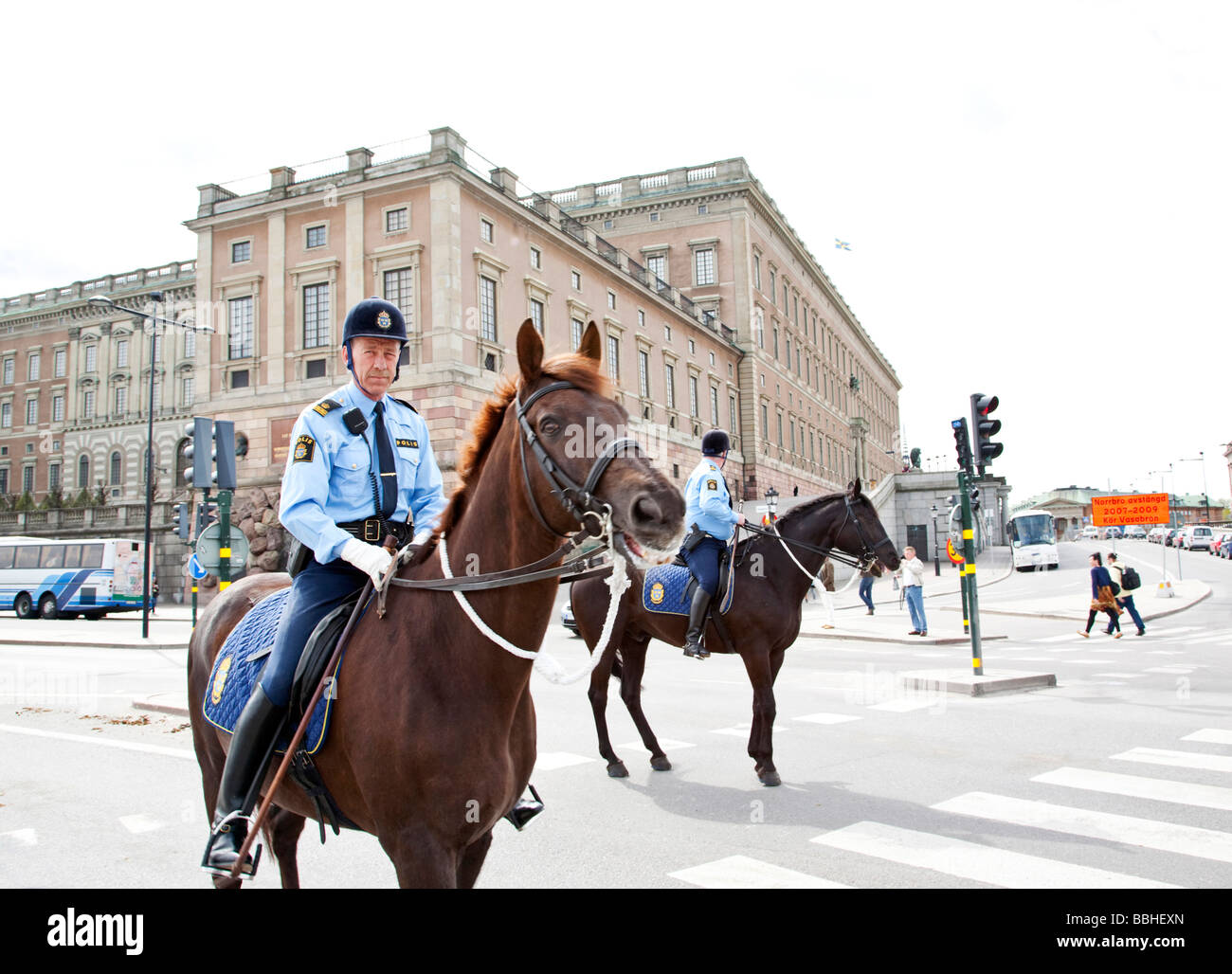 Police woman horse hi-res stock photography and images - Alamy