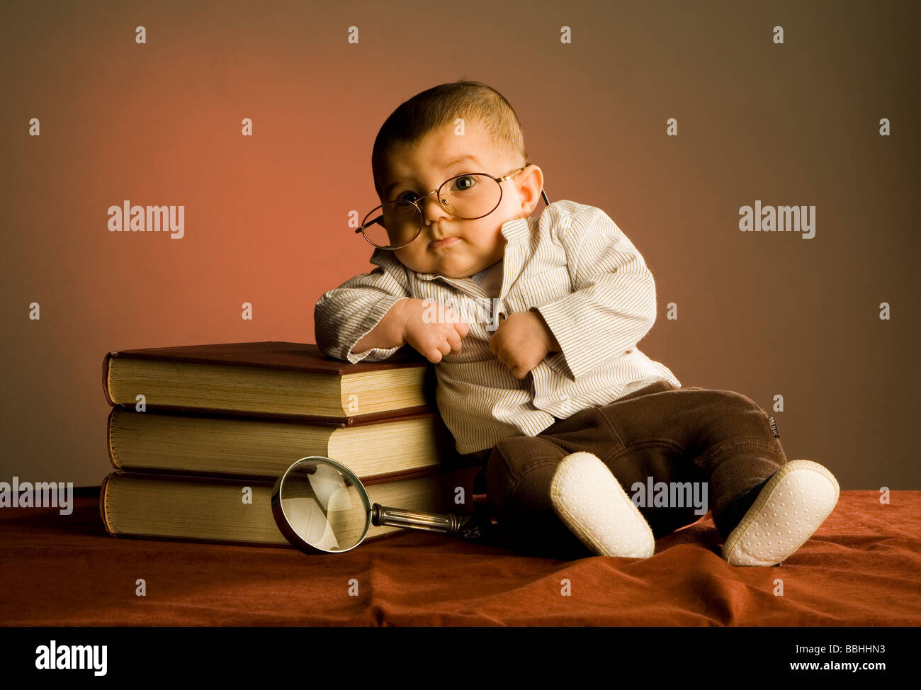 Niño con gafas hi-res stock photography and images - Alamy