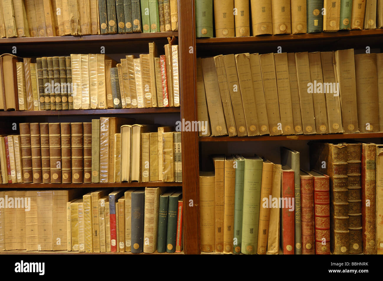 Library bookshelf france hi-res stock photography and images - Alamy