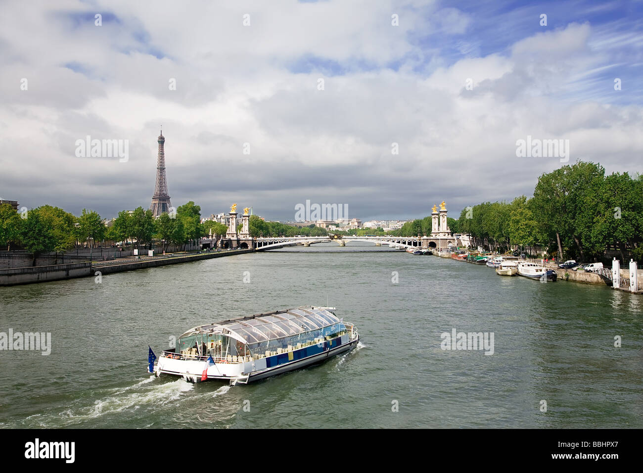 Paris waterway hi-res stock photography and images - Alamy