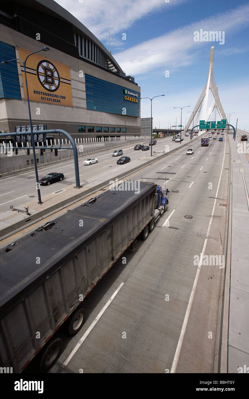 Interstate 93 over the Zakim Bunker Hill Bridge, Boston Garden at left ...